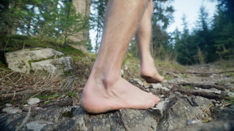 Barfuß über die Alpen | Life Radio